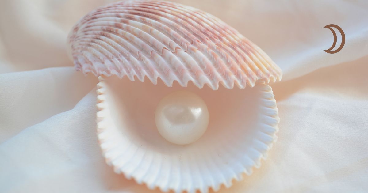 Moon Gems: What Do They Have in Common and How to Use Them?